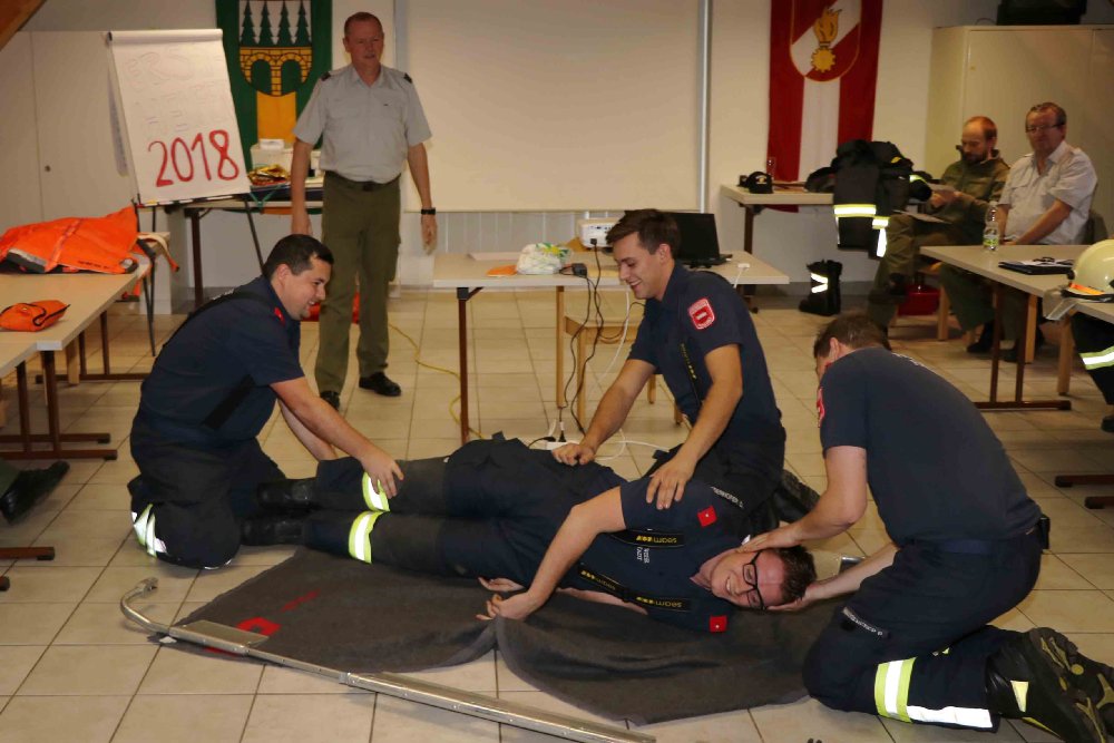 Neue Helmkennzeichnung für Feuerwehr-Ersthelfer - Bezirk Freistadt